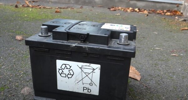 Changer la batterie sur Citroën C3 III - LeHangarDuNord