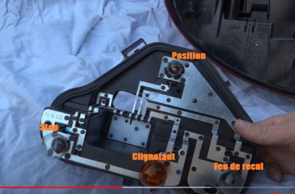 Changer les ampoules arrières sur Citroën C3 III - LeHangarDuNord