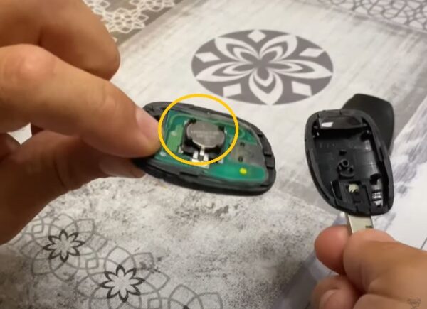 Changer la pile de la clé sur Renault Clio 2 - LeHangarDuNord